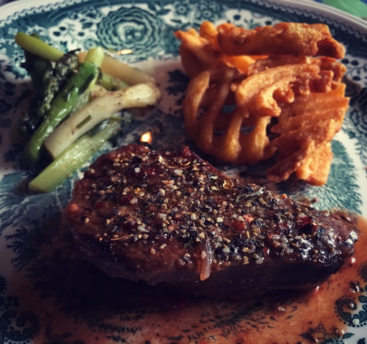Rinderfilet Rezept mit Rotweinsauce, Kartoffelgittern & Spargel