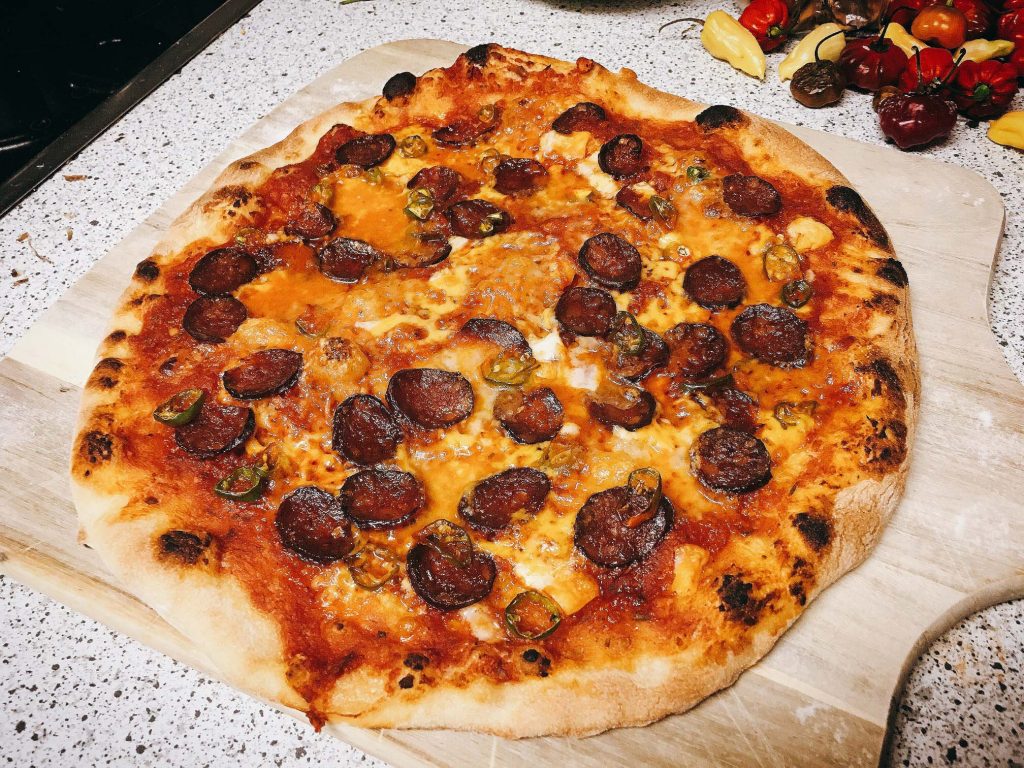 Käse Salami Pizza mit Mozzarella und Cheddar | Rezept