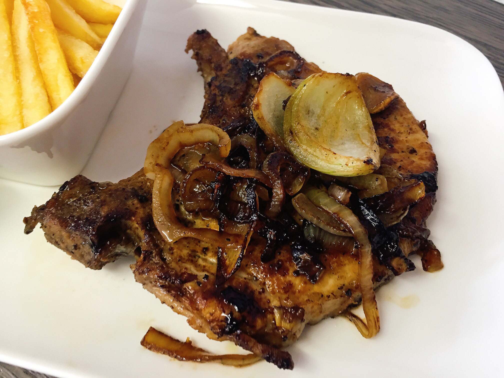 Kotelett aus der Pfanne Rezept | Saftiges Schweinekotelett