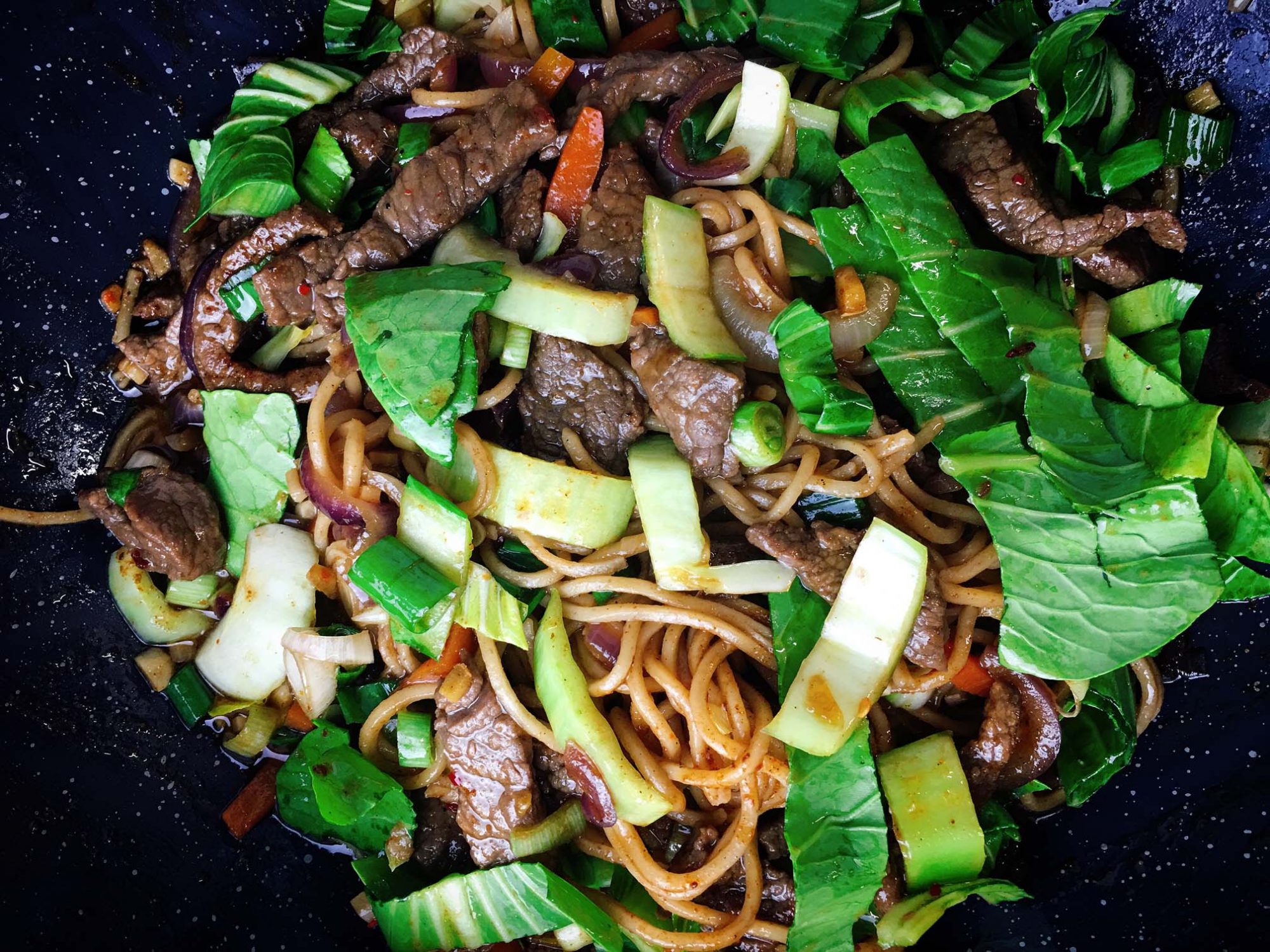 Pak Choi Wok Pfanne mit mariniertem Rindfleisch und Gemüse
