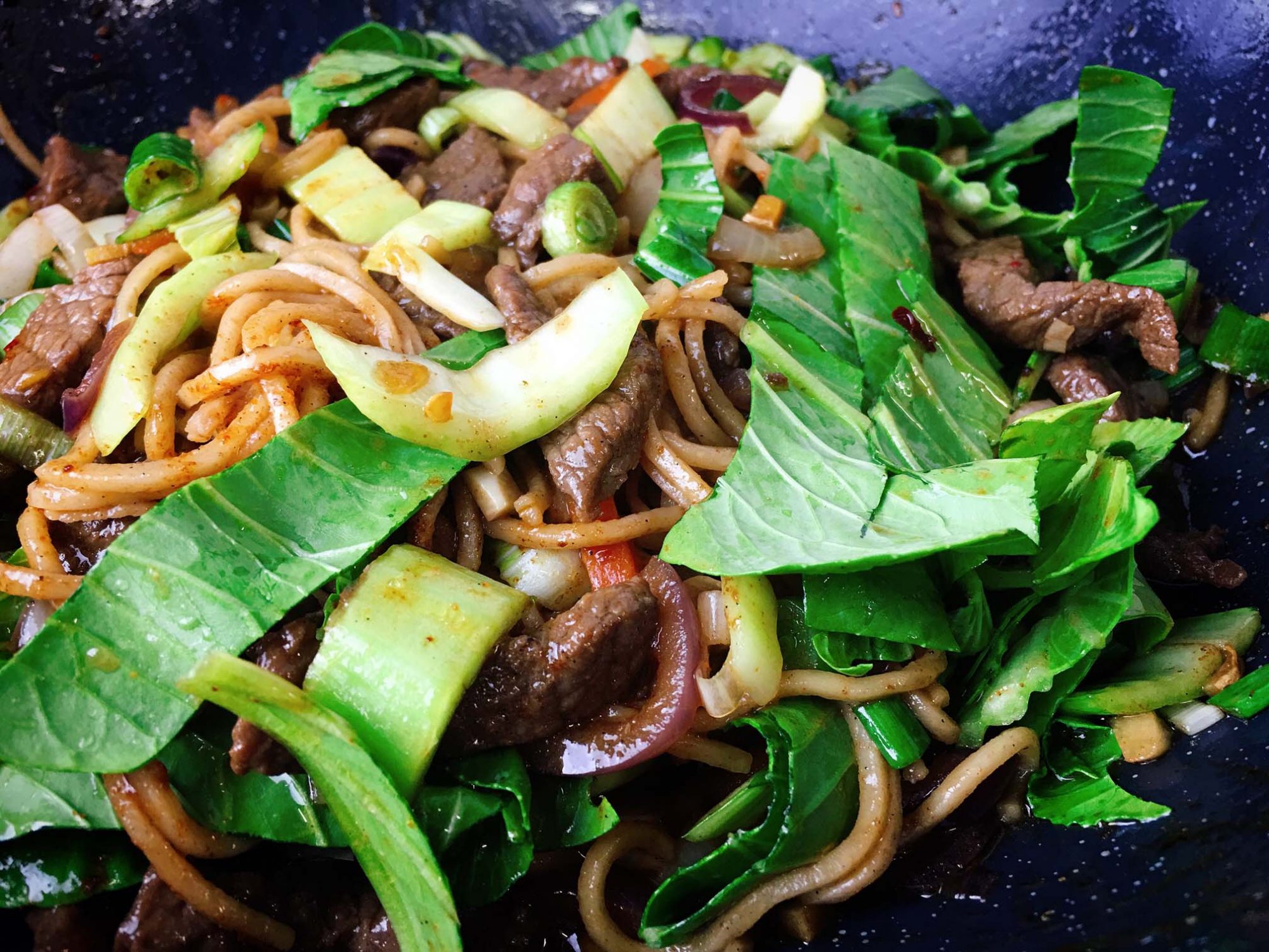 Pak Choi Wok Pfanne mit mariniertem Rindfleisch und Gemüse